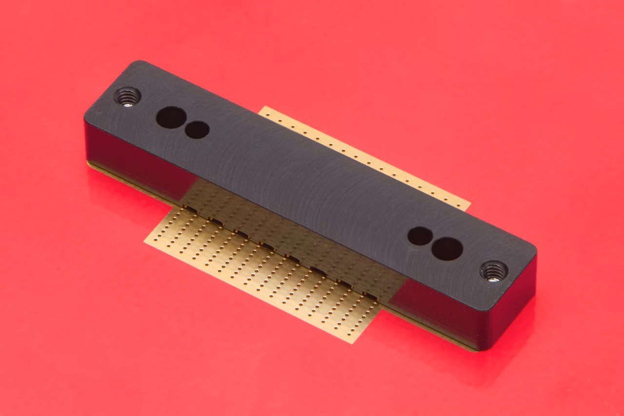 Cardinal Multi-Port 145 GHz Right-Angle Microstrip Compression Mount 1x8 Channel to 0.8mm Plug, Phase-Matched 2ps, 152.40mm (6.00
